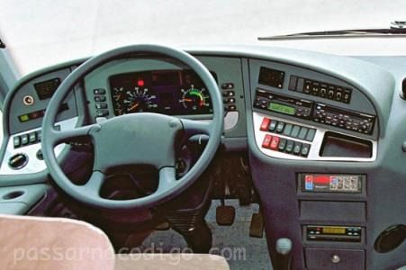 A correcta regulação do banco do condutor, deve permitir: