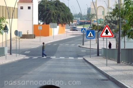 O que significa o sinal vertical triangular?