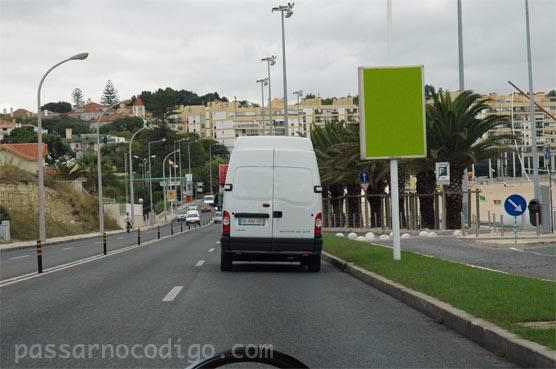 Ao circular neste local, devo saber que: