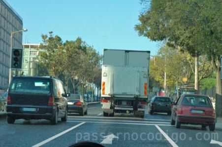 Nesta situação de trânsito em filas paralelas, posso mudar para a fila ...