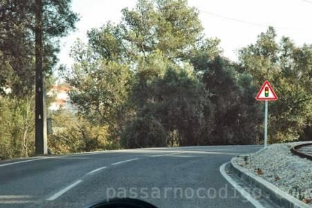 Este sinal vertical indica o local exacto em que se encontram os sinais ...