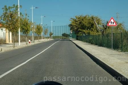 A que velocidade devo circular neste local?