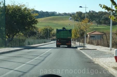 Se não moderar a velocidade numa descida de inclinação acentuada ...