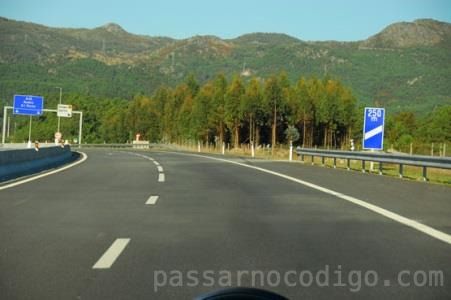 Ao circular numa auto-estrada com muita intensidade de trânsito devo ...