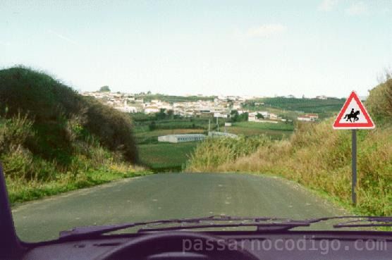 O sinal indica a existência de um local: