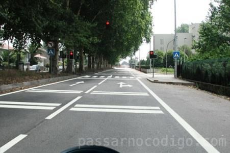 As marcas transversais que se encontram no pavimento alertam os condutores: