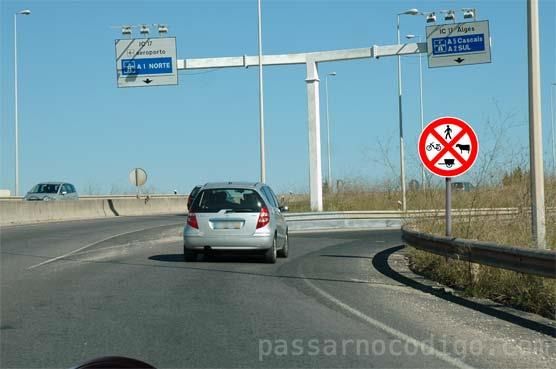 De acordo com o sinal vertical, os peões, animais, velocípedes e ...
