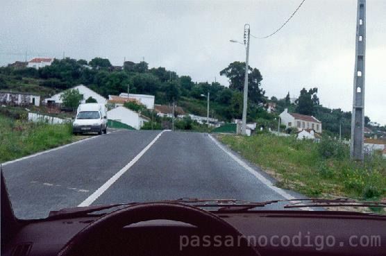 A linha longitudinal contínua pode ser pisada ou transposta.