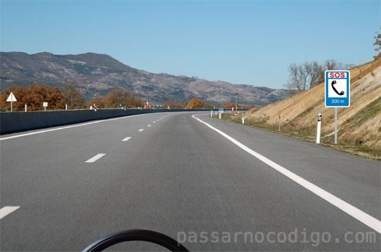 É permitido parar ou estacionar na berma da via em que circulo?