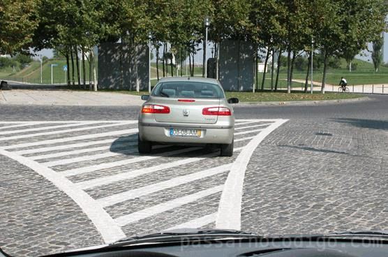 Este condutor que inverte o sentido de marcha deve: