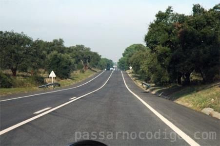 Como se chamam as marcas rodoviárias que delimitam a faixa de rodagem?