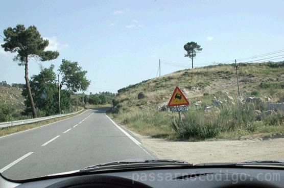 Perante a sinalização, que encontro neste local, devo: