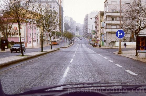 Posso mudar de direcção à esquerda?